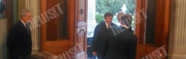 ΒΙΝΤΕΟ: ΣΤΟ ΠΡΟΕΔΡΙΚΟ ΜΕΓΑΡΟ Ο ΣΚΥΛΟΣ... ΤΟΝ ΥΠΟΔΕΧΕΤΑΙ Ο ΠΑΠΟΥΛΙΑΣ ΠΟΥ ...