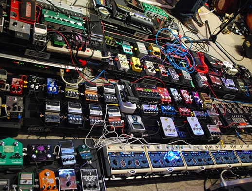 Chain of 145 Guitar Effect Pedals Might Be a World Record... | Creative ...
