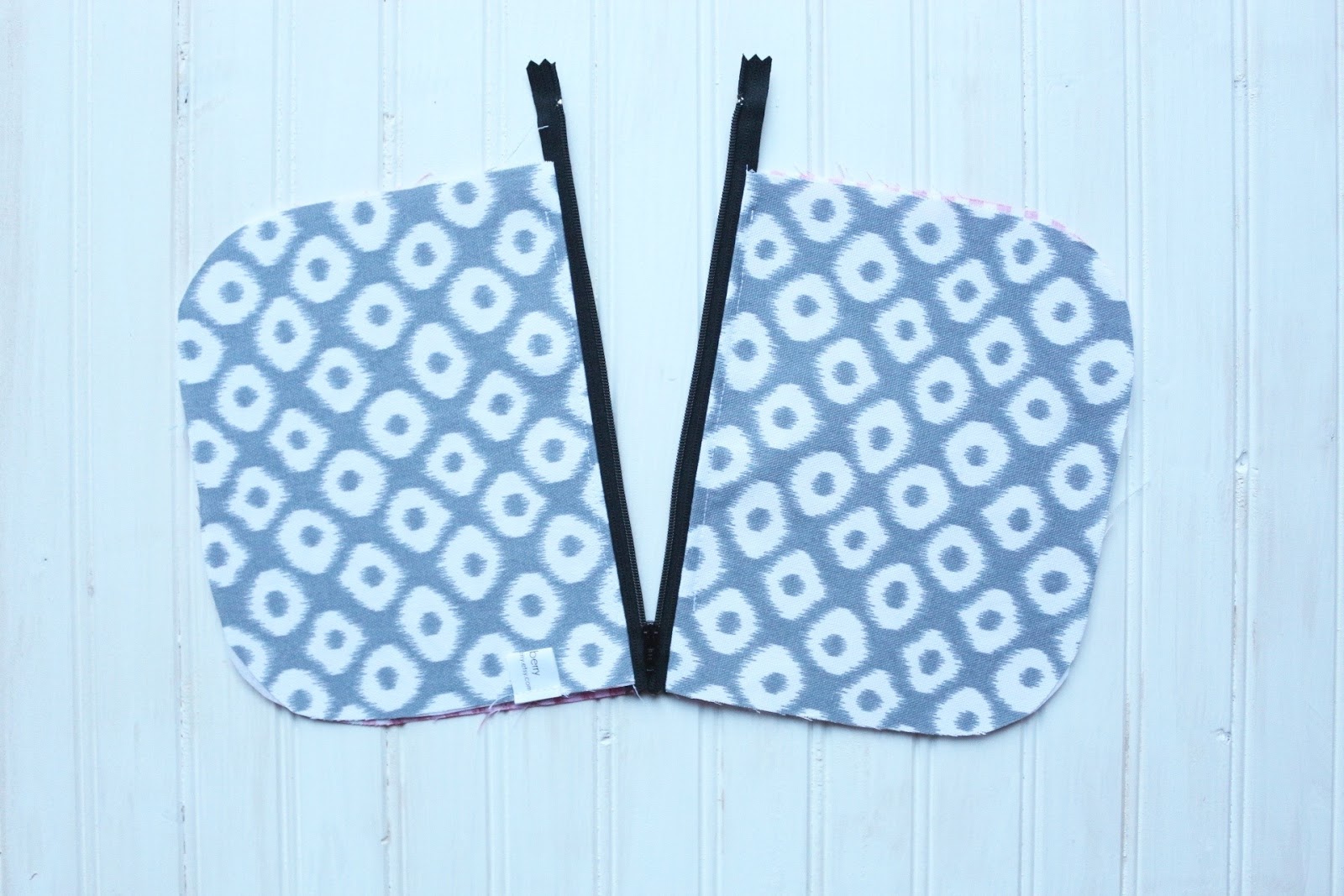 Zaaberry: EASY Rounded Zip Pouch TUTORIAL