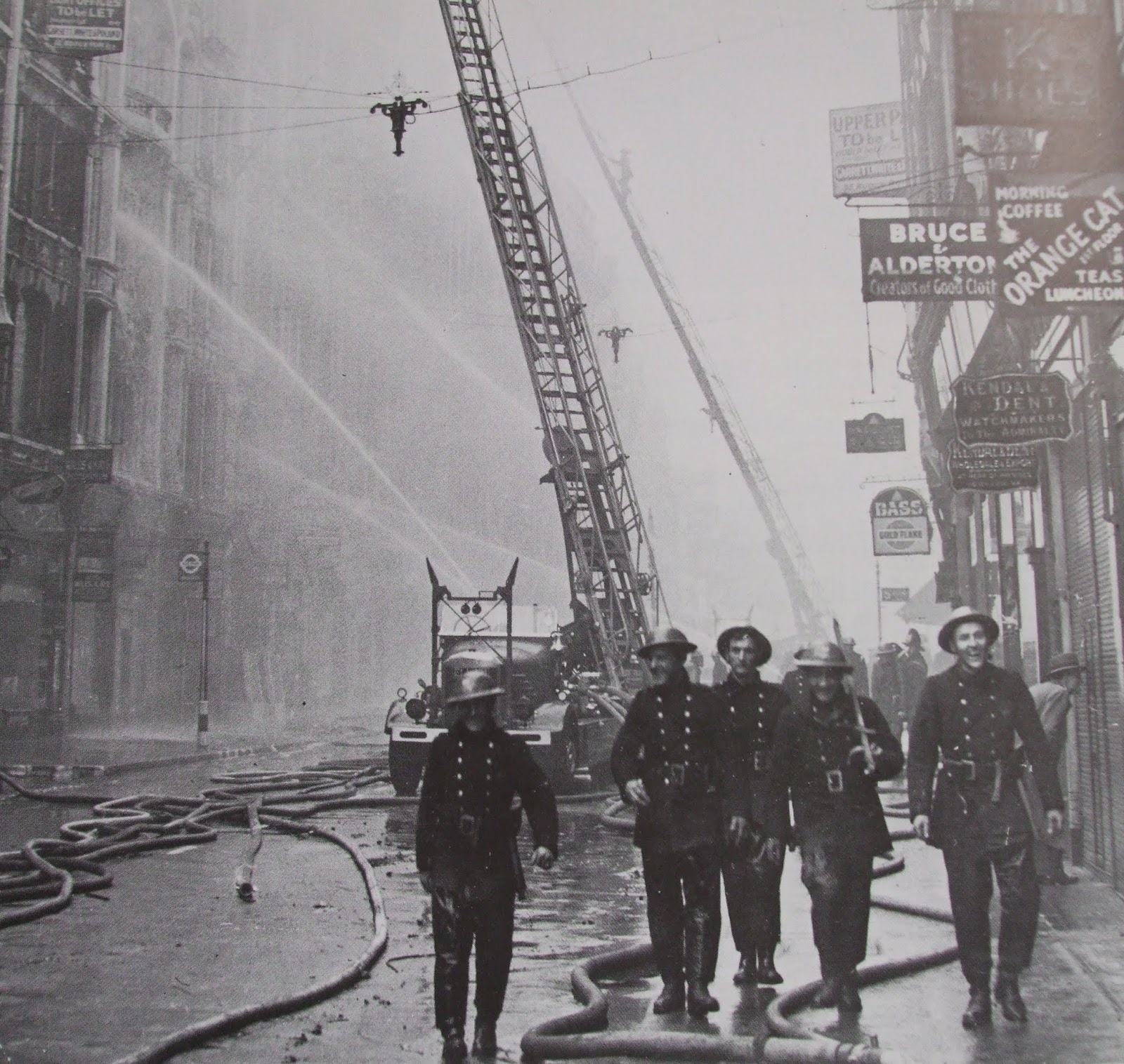 Blitzwalkers: The Auxiliary Fire Service: From Army Dodgers to Heroes ...