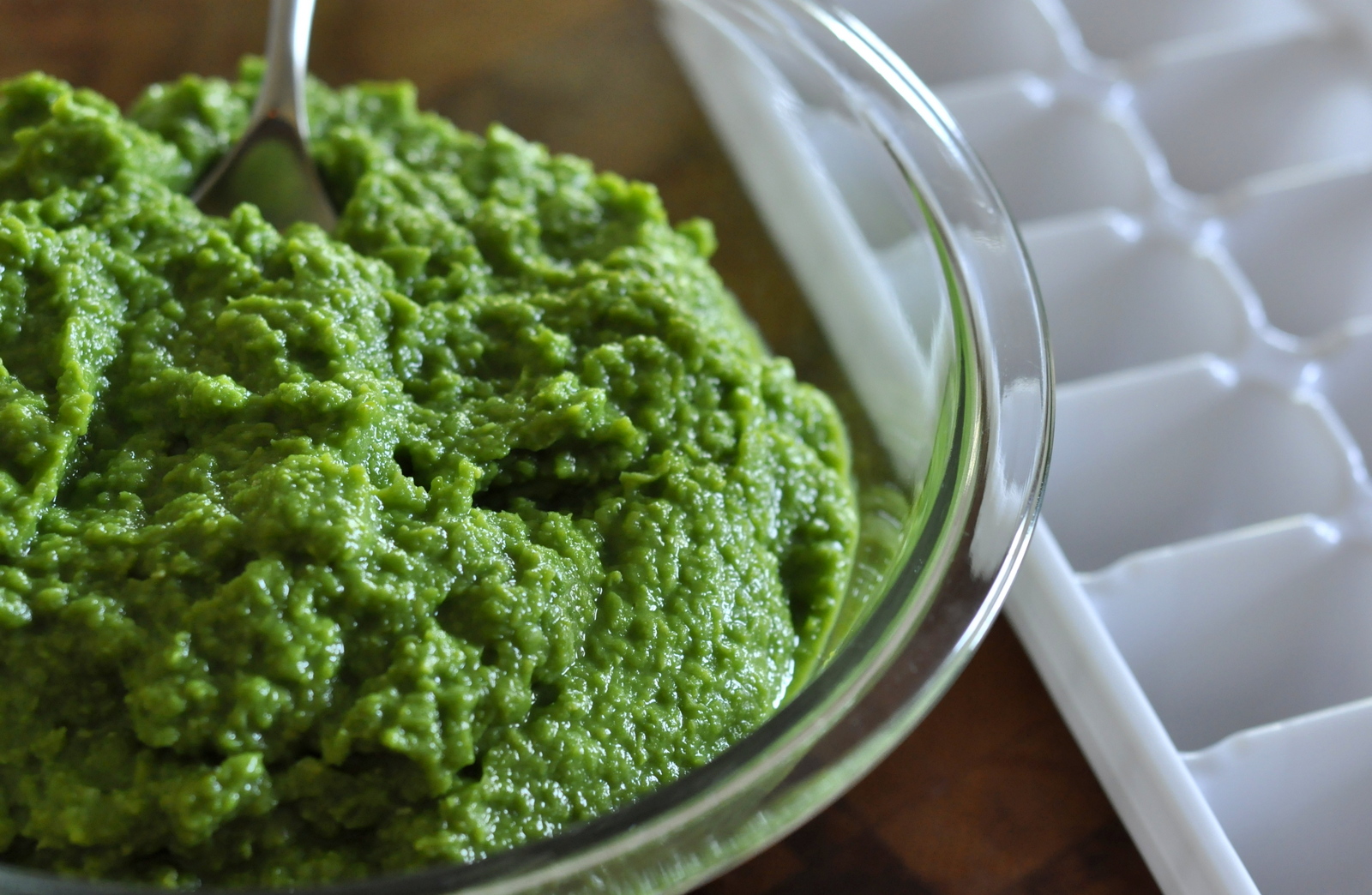 How To: Make and Freeze Homemade Baby Food {Pea Purée}