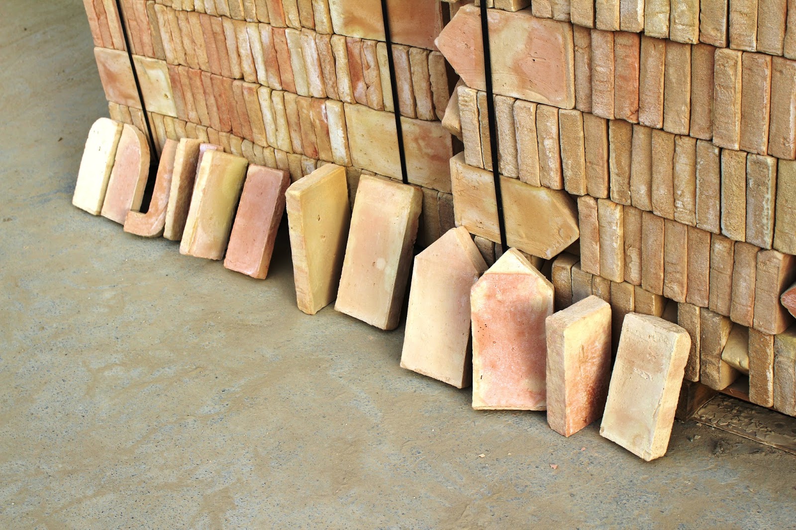 GRAN VARIEDAD DE LADRILLOS RÚSTICOS Y BALDOSAS DE BARRO COCIDO.