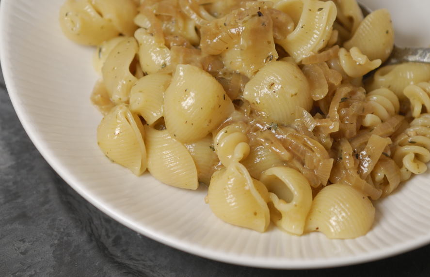 Eerst Koken: Pasta met uiensaus en pesto