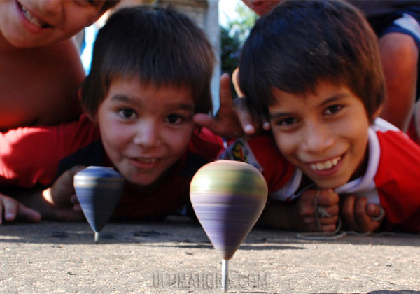 Jugando trompo - Imagui