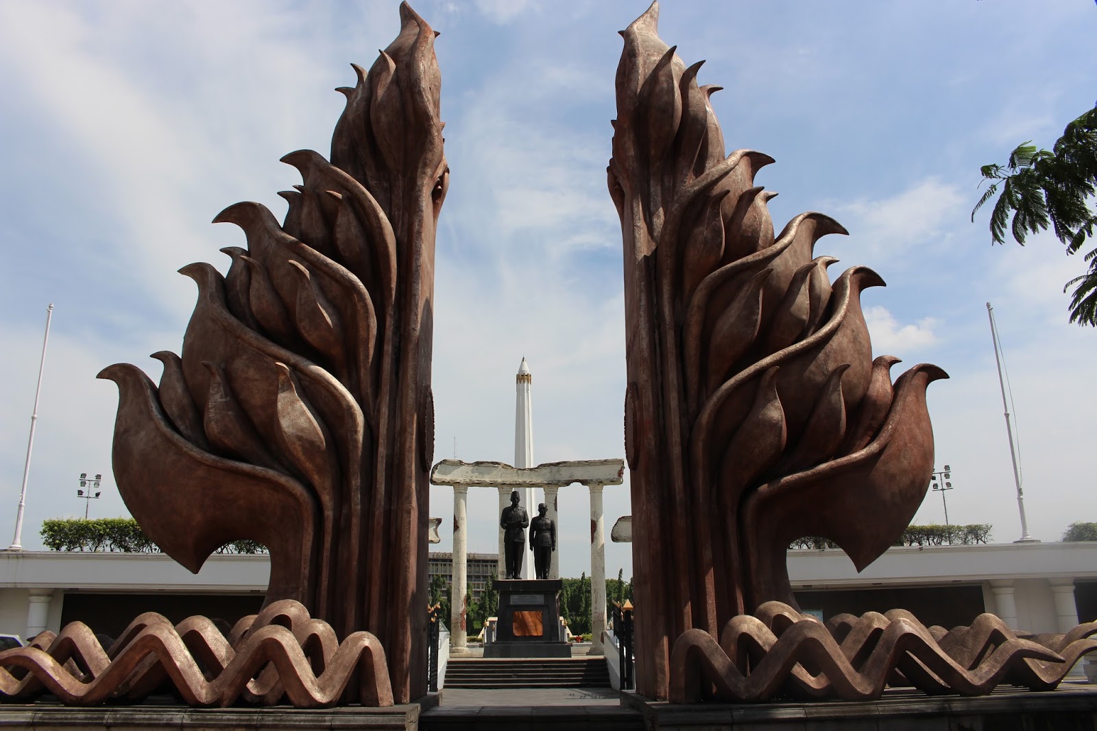 Monumen Tugu Pahlawan dan Museum Sepuluh Nopember Surabaya: Gerbang Bentar