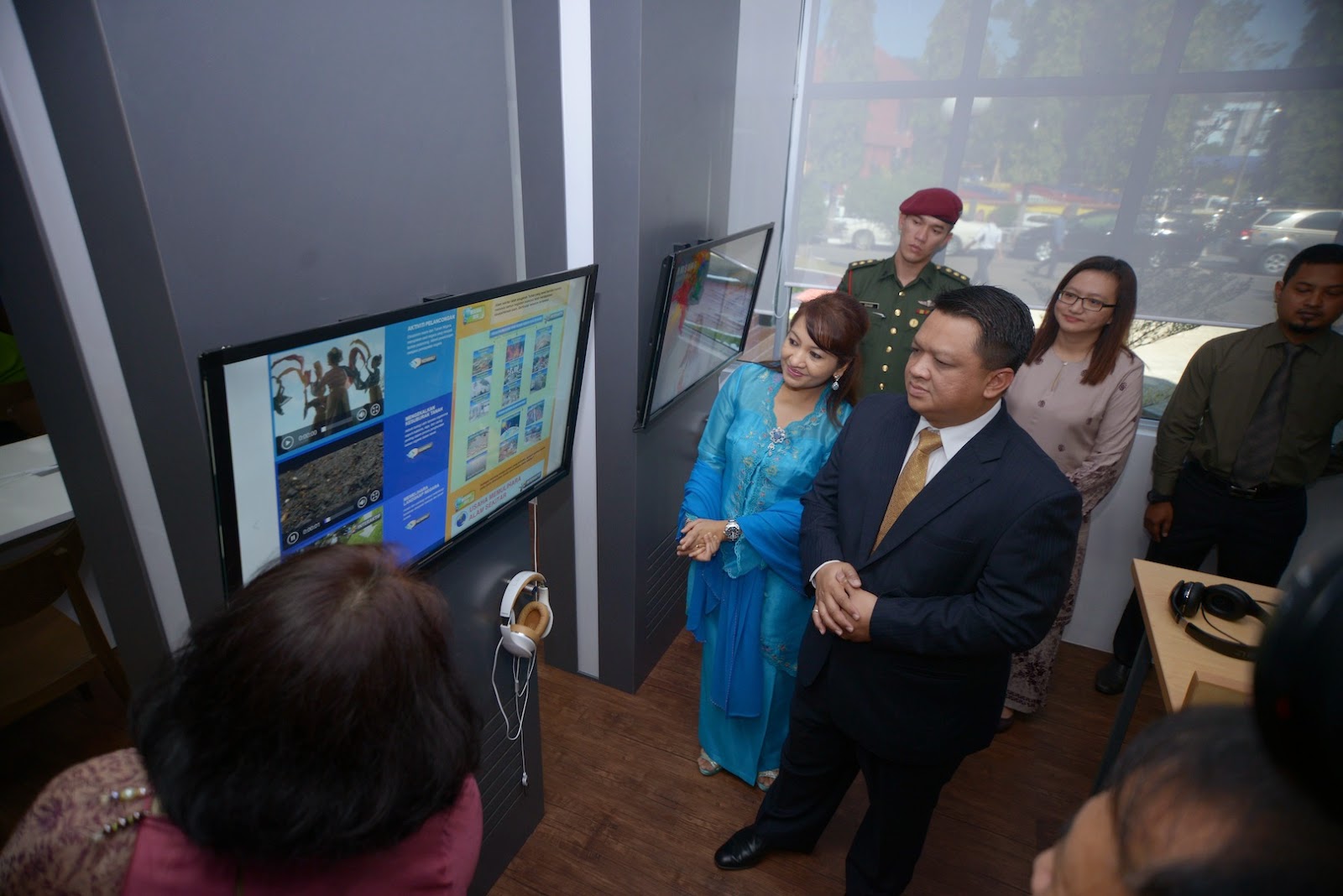 Kee Hua Chee Live!: SAMSUNG SMART LIBRARY NOW IN PERLIS AFTER ITS ...