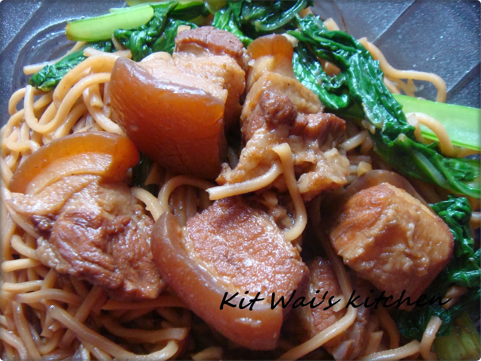 Kit Wai's kitchen : 五香卤肉焖伊面 ~ Braised Yee Mee with Five Spice Pork Belly
