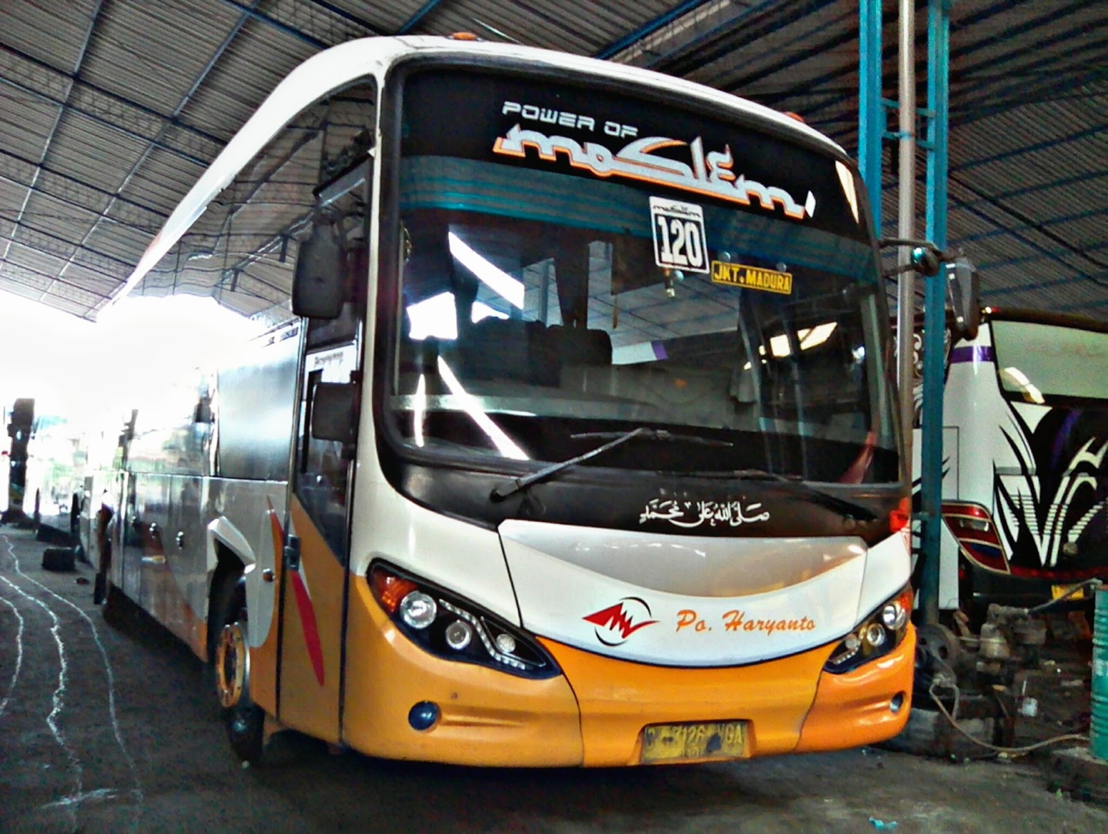 bebas semua: 15 Unit Hino RN 285 dan 2 Unit Hino R 260 Po. Haryanto