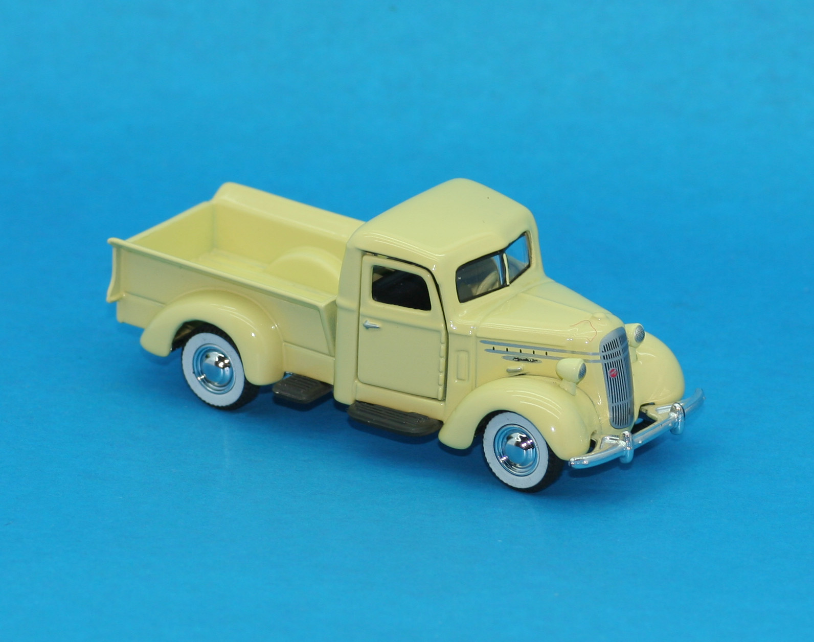 Incredible Mini Garage: Mack Jr Pick Up 1937 Yat Ming 1/64