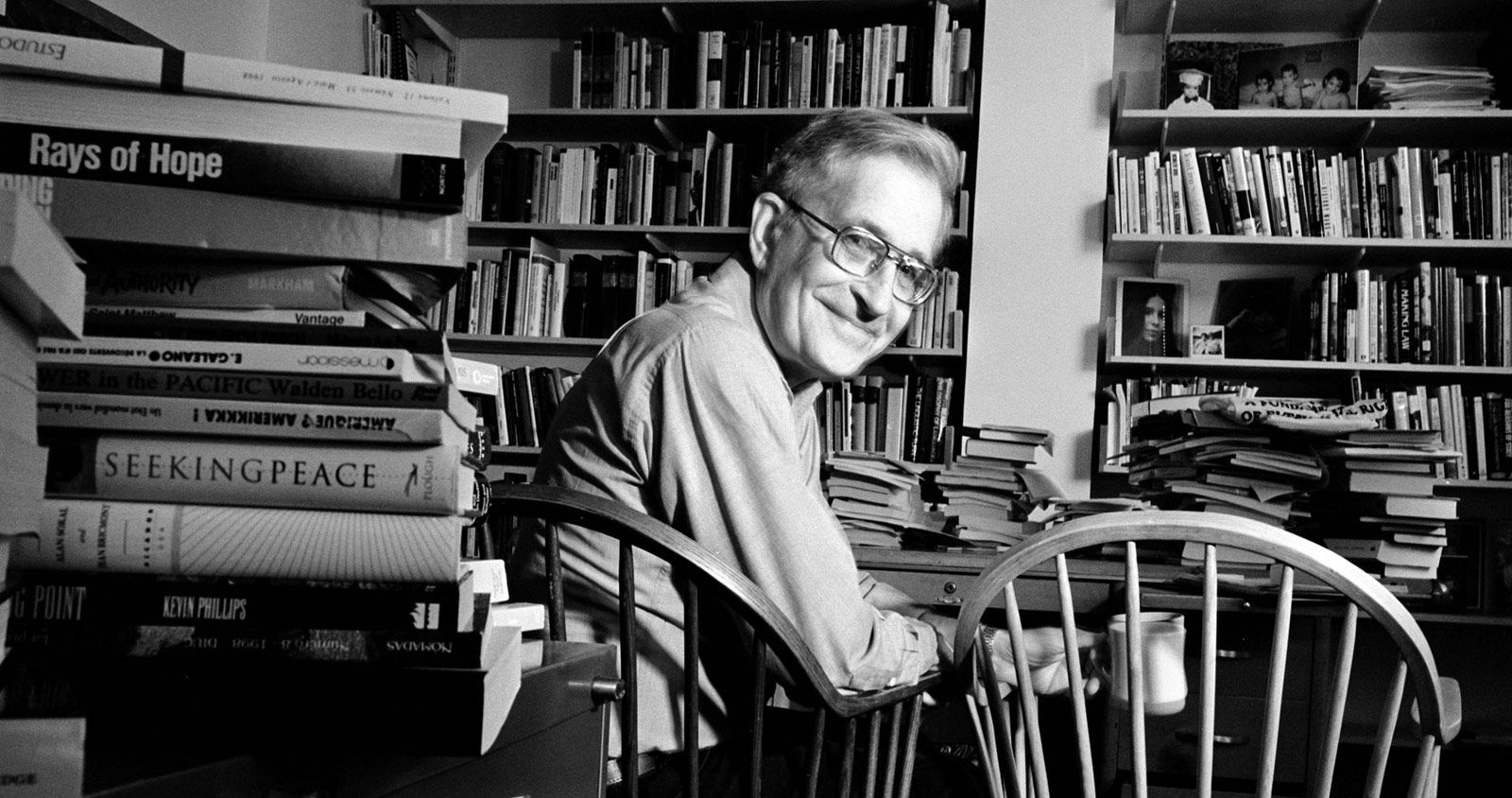 LECTURAS PORCINAS: "CÓMO FUNCIONA EL MUNDO" (1986-2011) Noam Chomsky