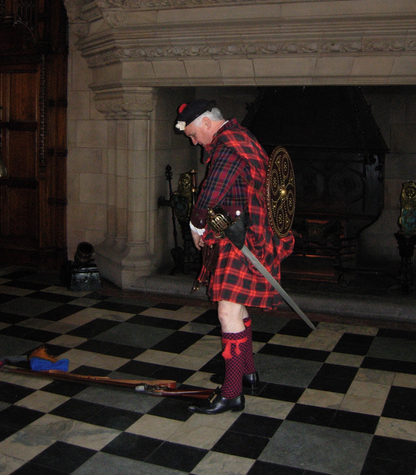 Os escoceses - eles adoram saias! - Felipe, o pequeno viajante