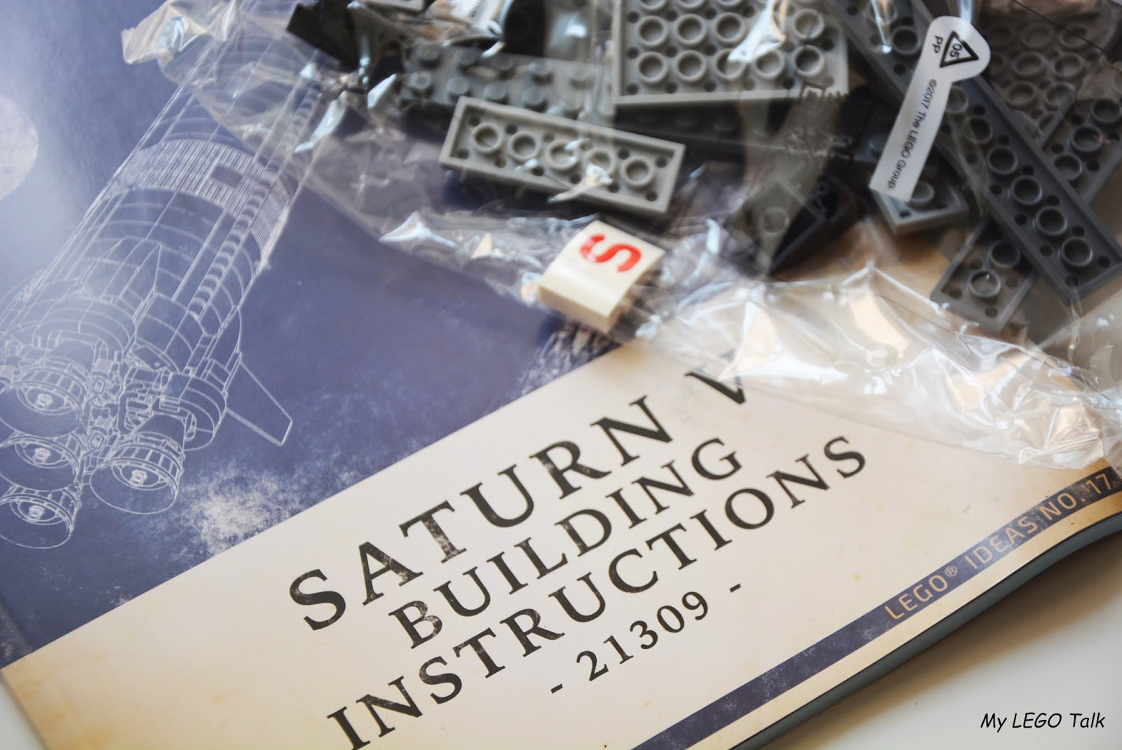 Apollo Saturn V - Beautiful building manual and packaging ! - My Lego Talk