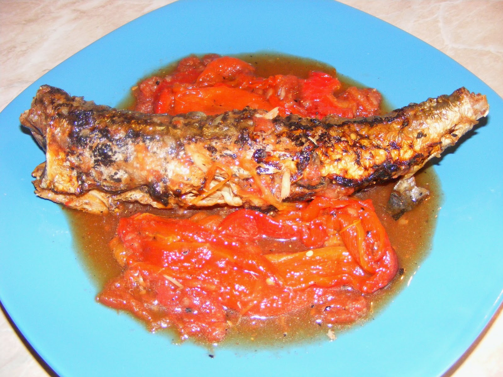 Peste la gratar cu rosii si ardei copti | Preparatedevis.ro