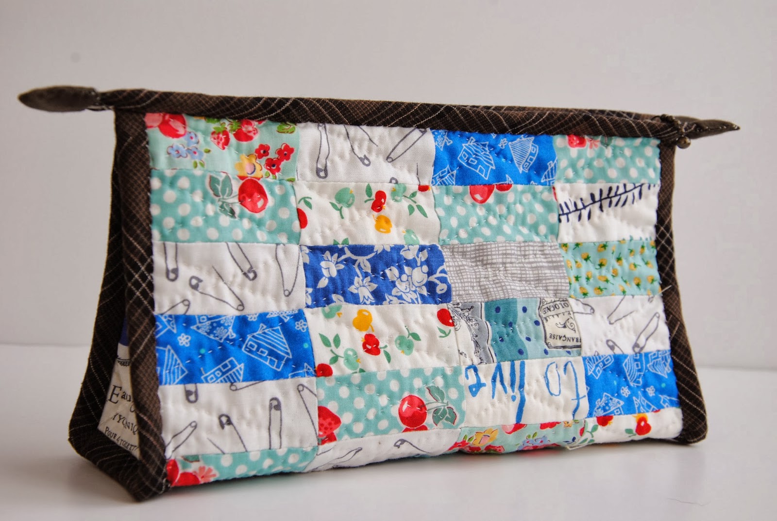 1/4" mark: A new triangle patchwork zippered pouch