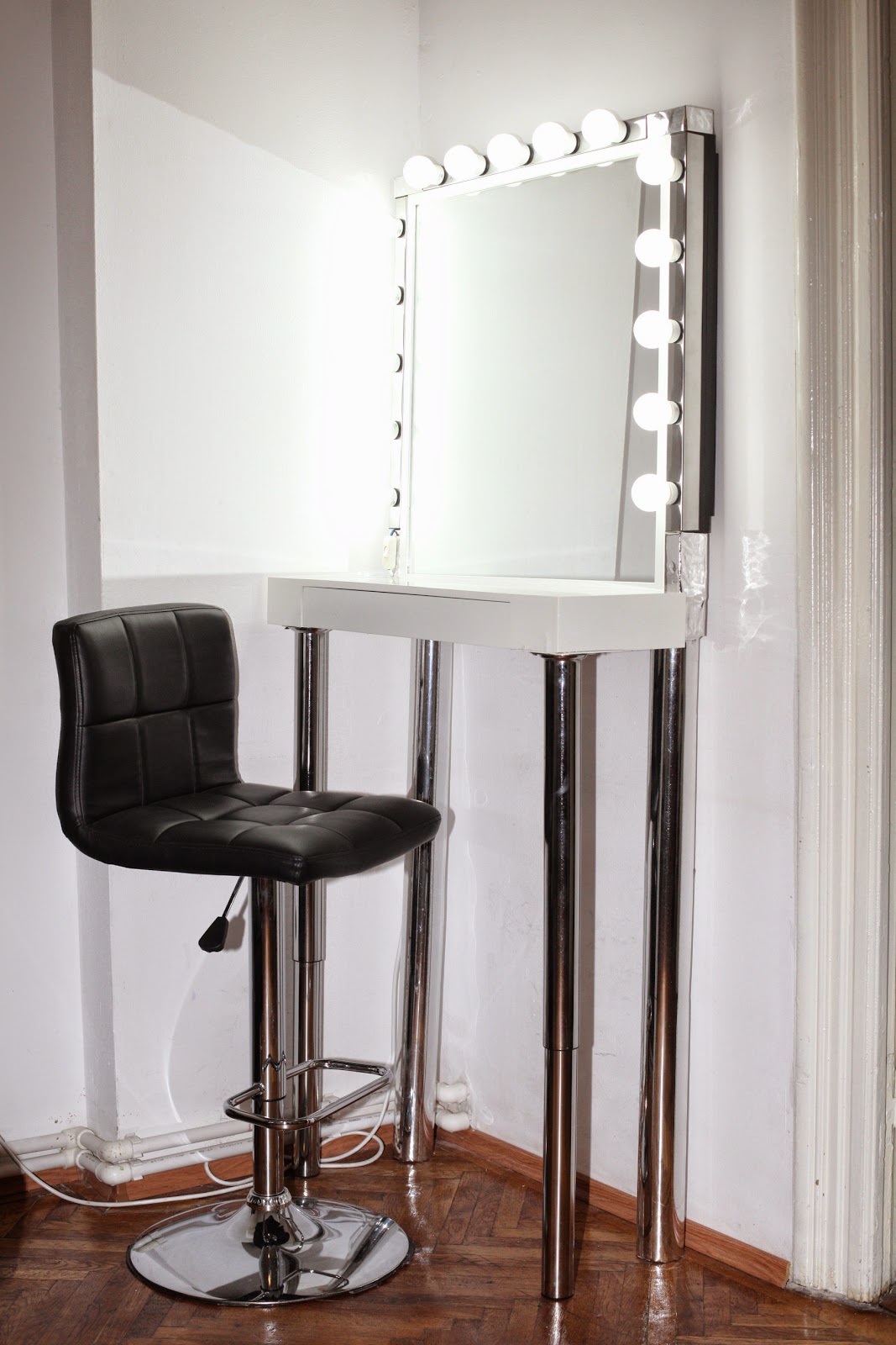 De vanzare: Masa de machiaj cu scaun