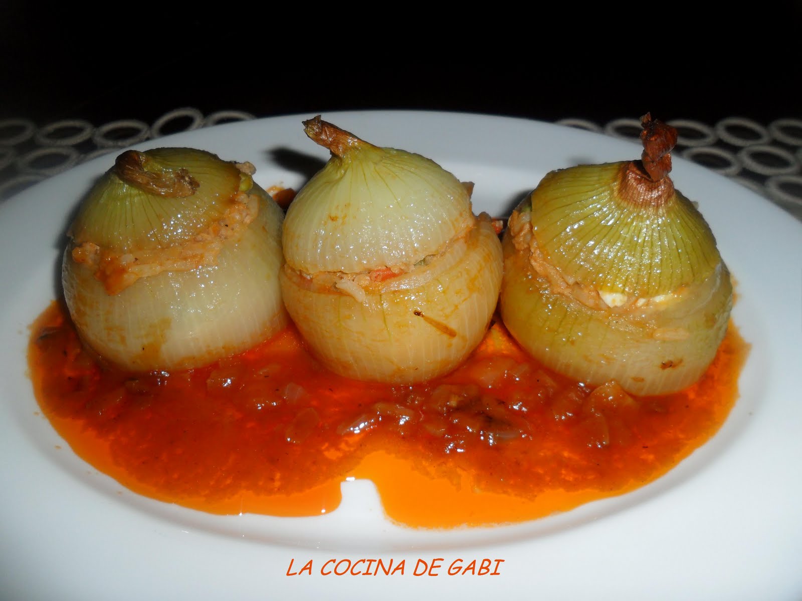 GABI, MI COCINERA FAVORITA: Cebollas rellenas con atún en salsa de tomate.
