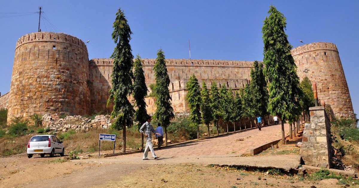 PHOTOGRAPHS UP AND DOWN THE LANE: Saundatti