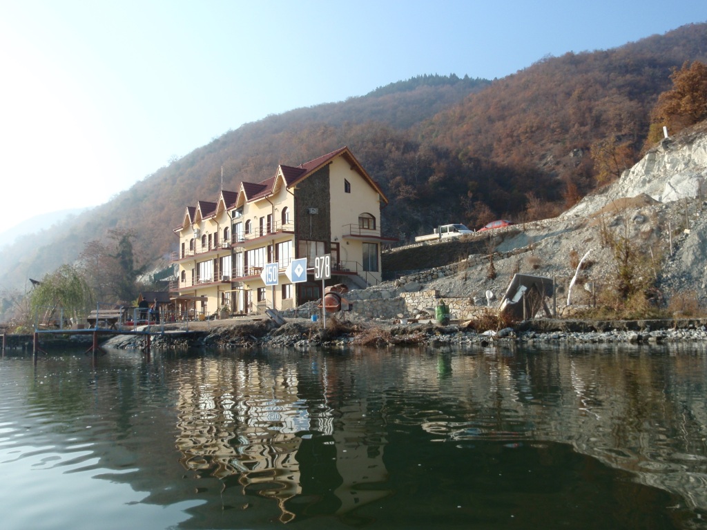 La defilare, în defileu – Romania vazuta din caiac