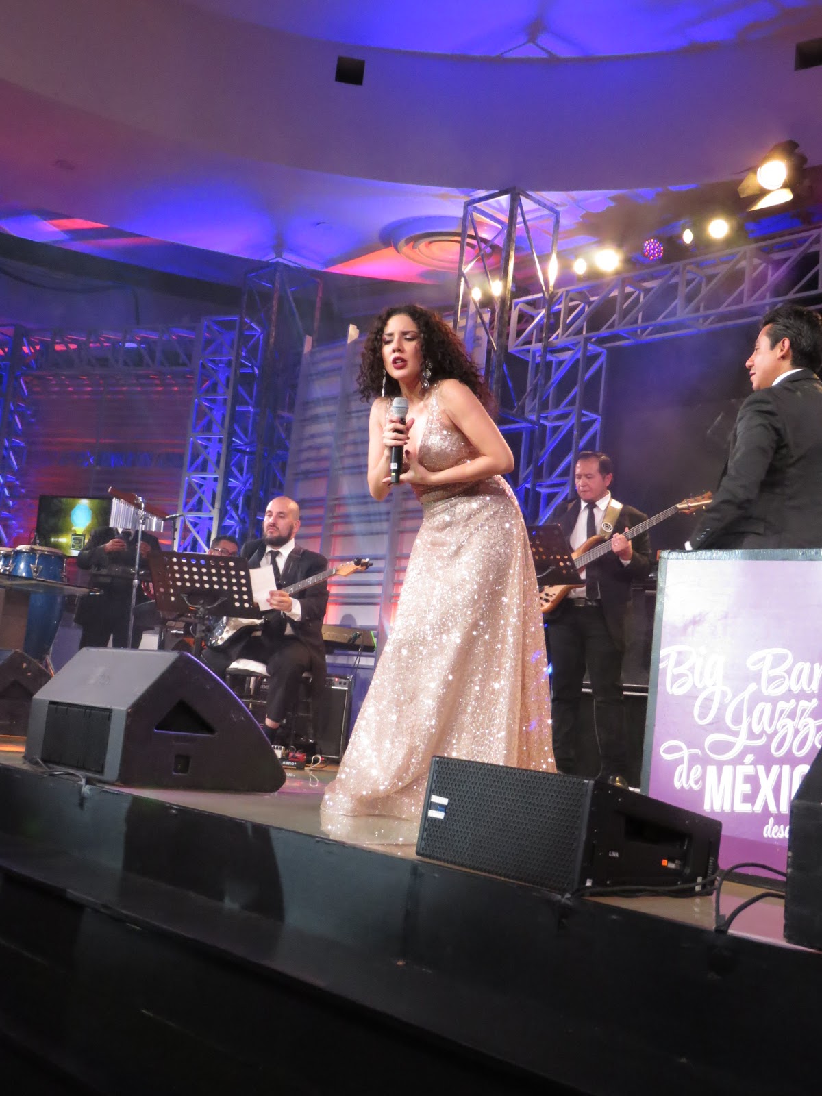 somoselespectador: BRISSIA MAYAGOITIA SE LLEVA TODOS LOS BRAVOS