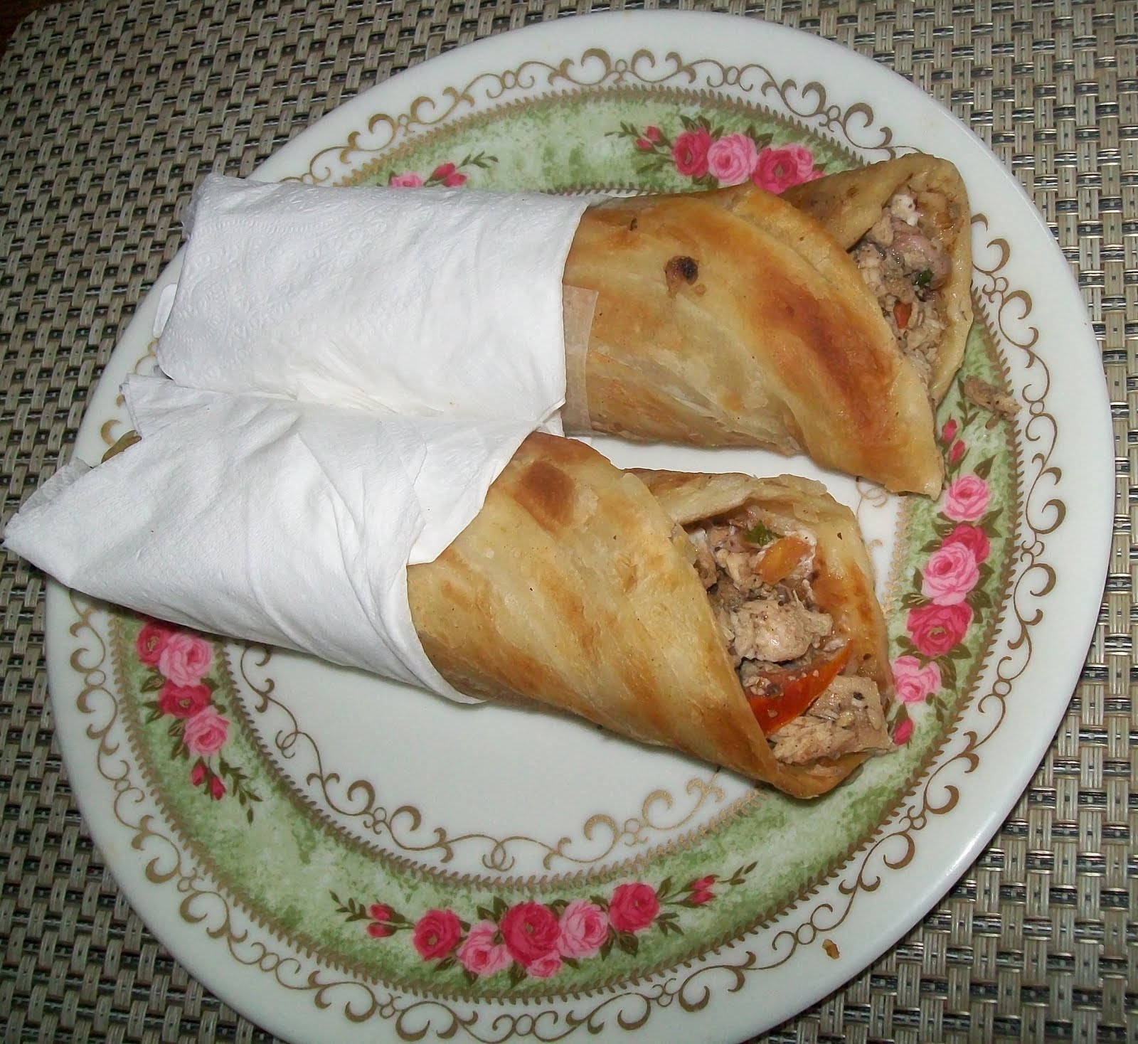 Lazeez Pakvaan ( Delicious Recipes from India): CHICKEN ROLL