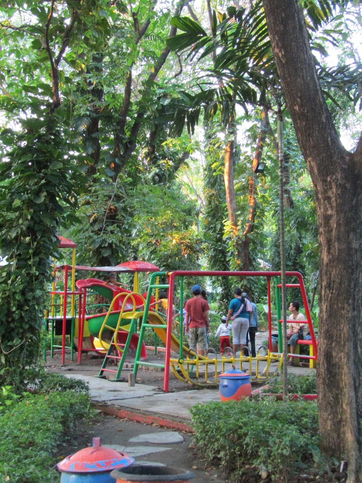 surabayakeren: Taman Flora Bratang, Taman Wisata Murah di Surabaya