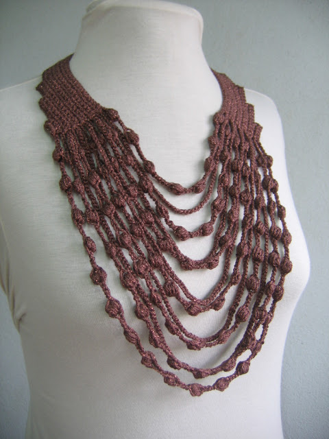 see this elegant Maxi necklace in crochet. pretty. - Crochet Designs Free
