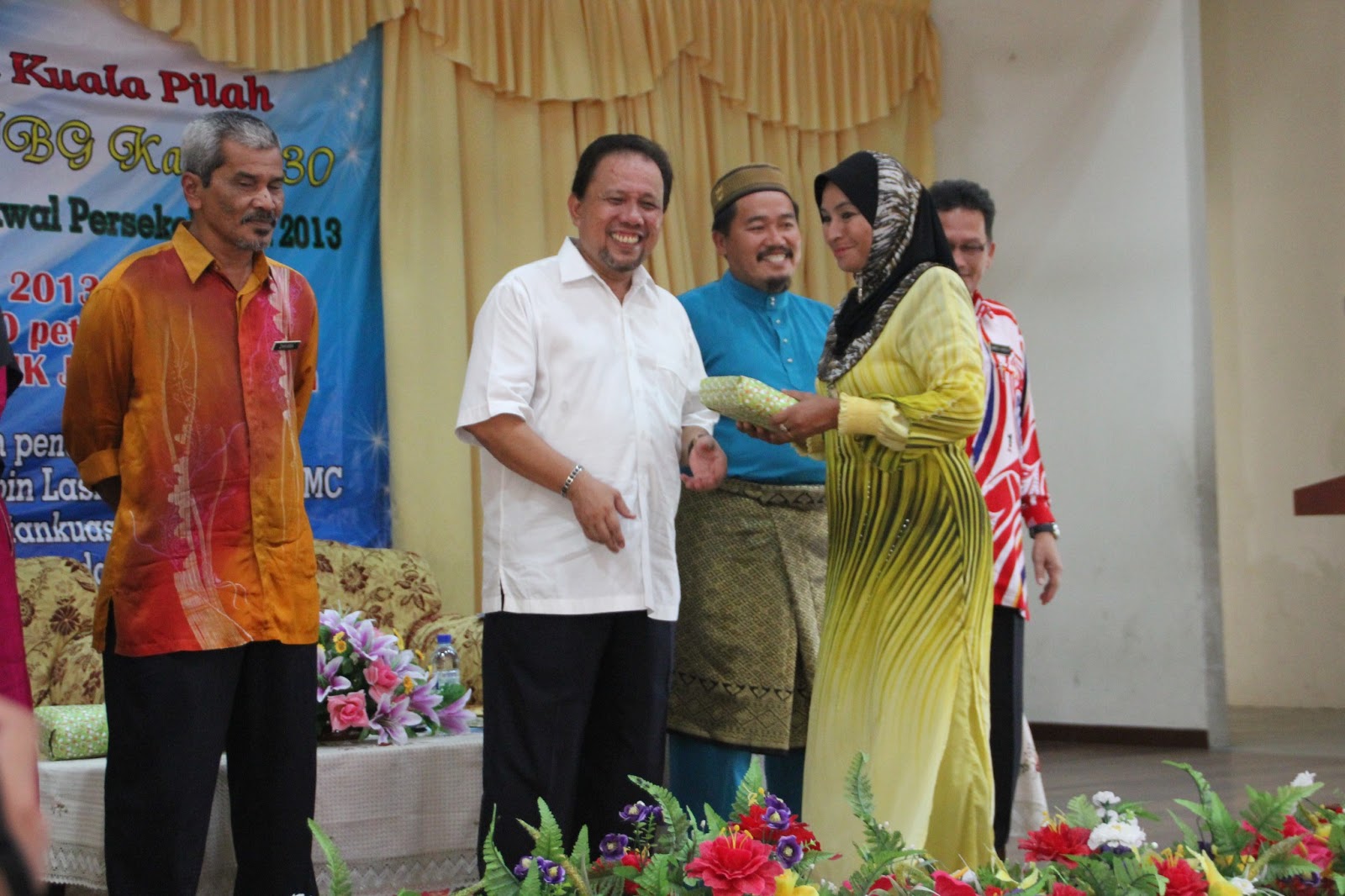 SMK JELAI: TERIMA KASIH YB DATO`ISMAIL LASIM(ADUN SENALING) MENYERAHKAN ...