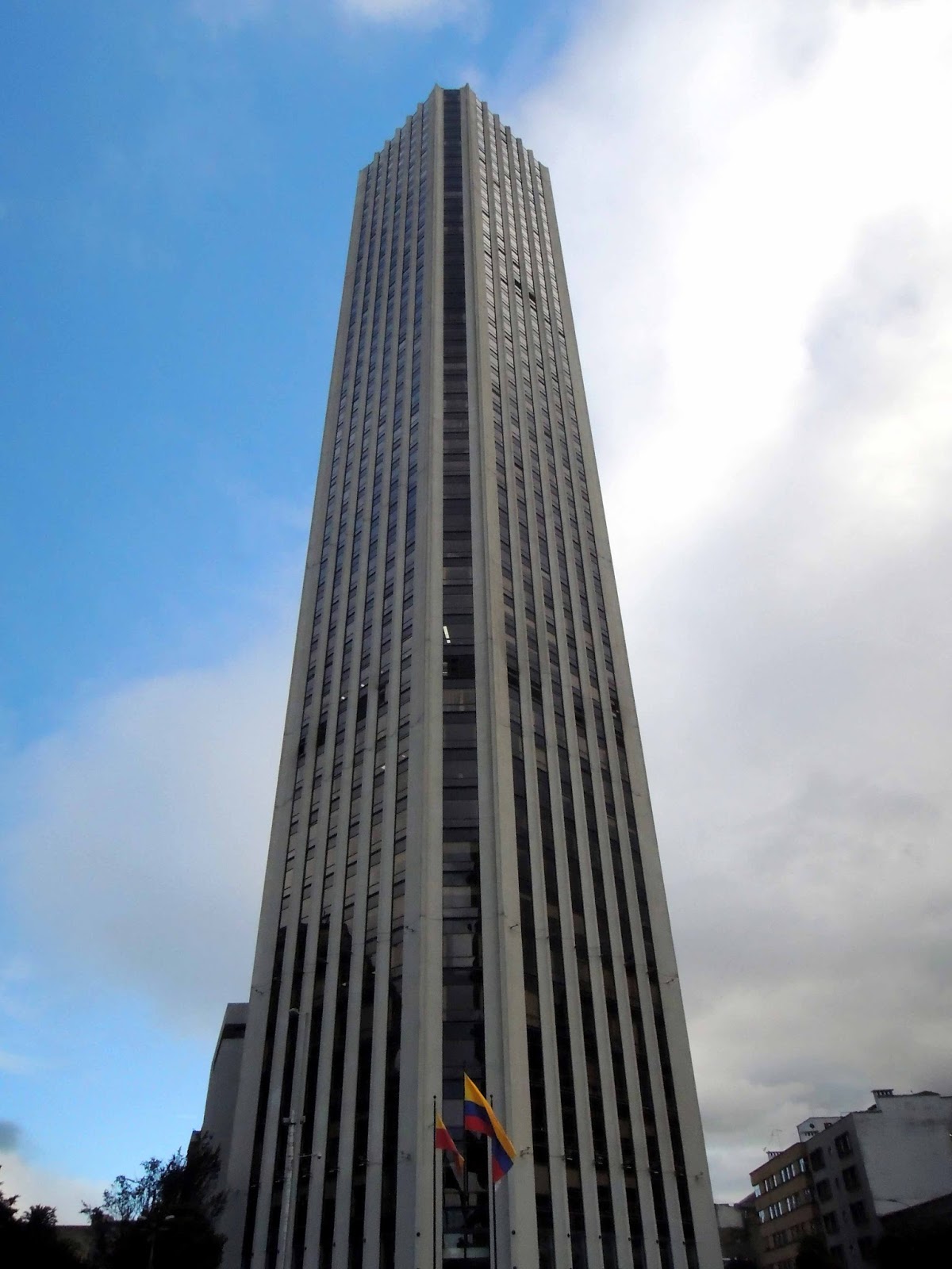 Un rascacielos llamado Torre Colpatria | Una antología de aventuras