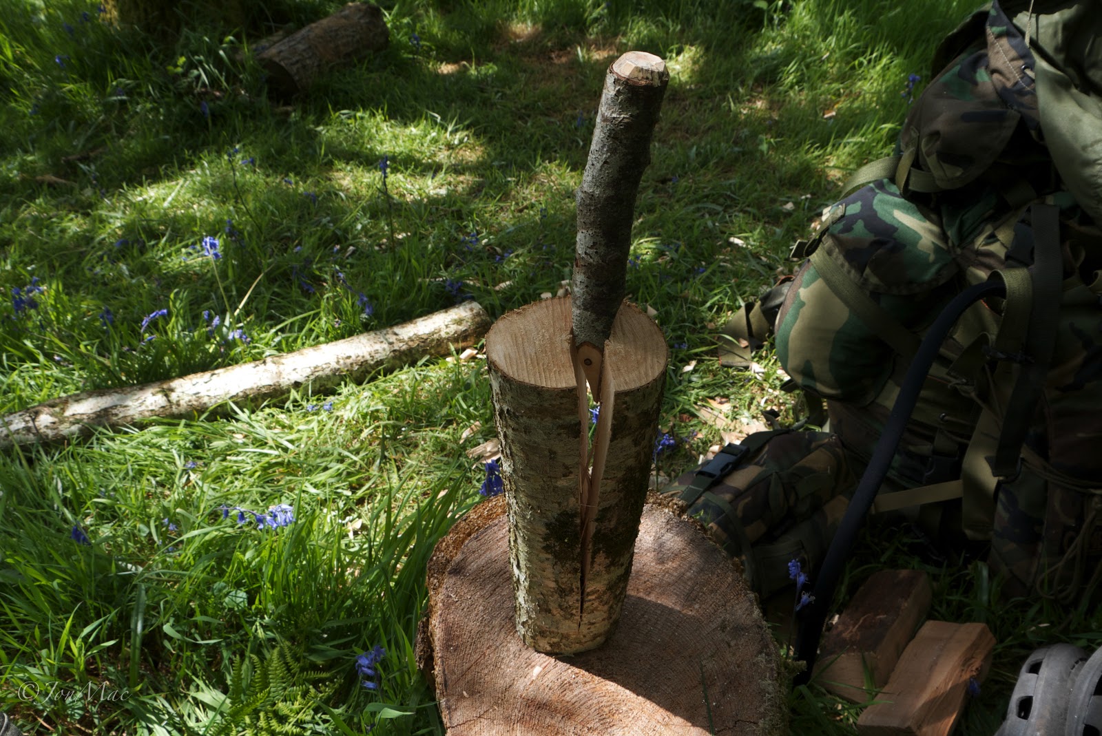 Jon Mac.Spoon Carving First Steps: Cleave using a knife.