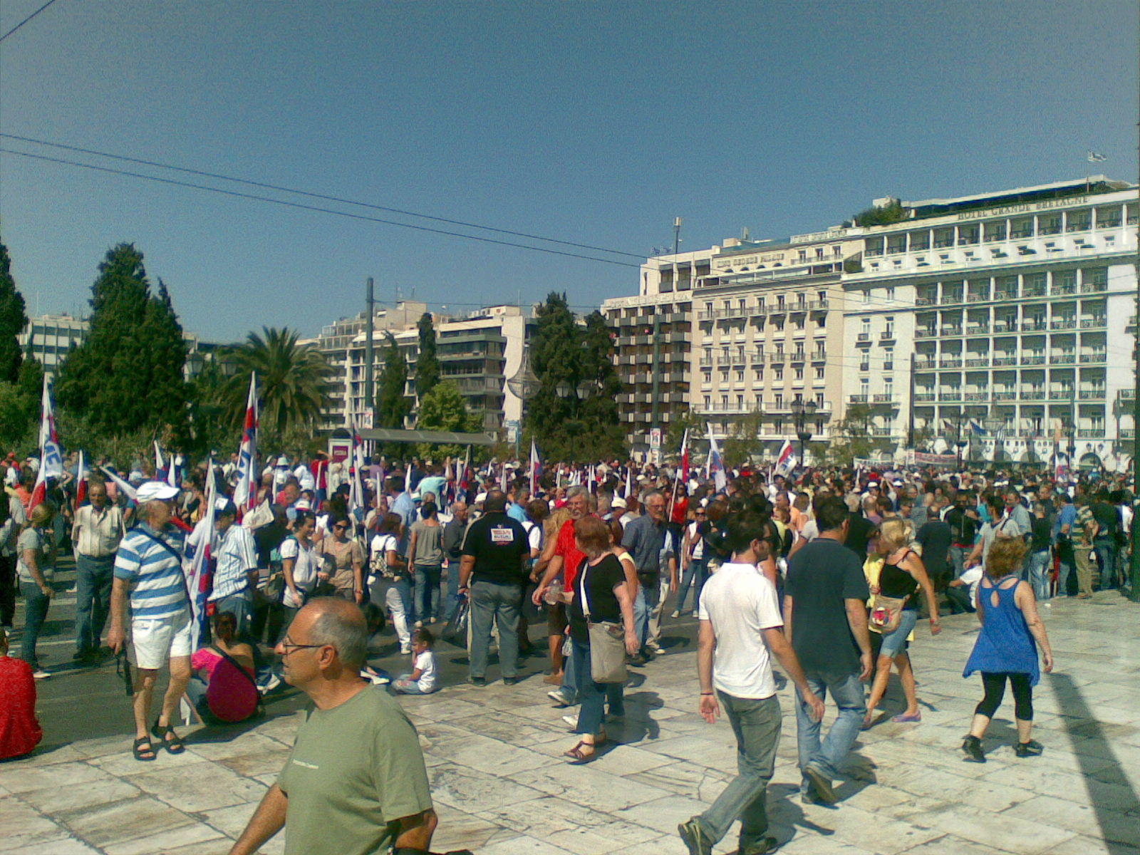 LIVING IN GREECE: ΕΙΚΟΝΕς ΑΠΟ ΤΗΝ ΠΛΑΤΕΙΑ ΣΥΝΤΑΓΜΑΤΟς