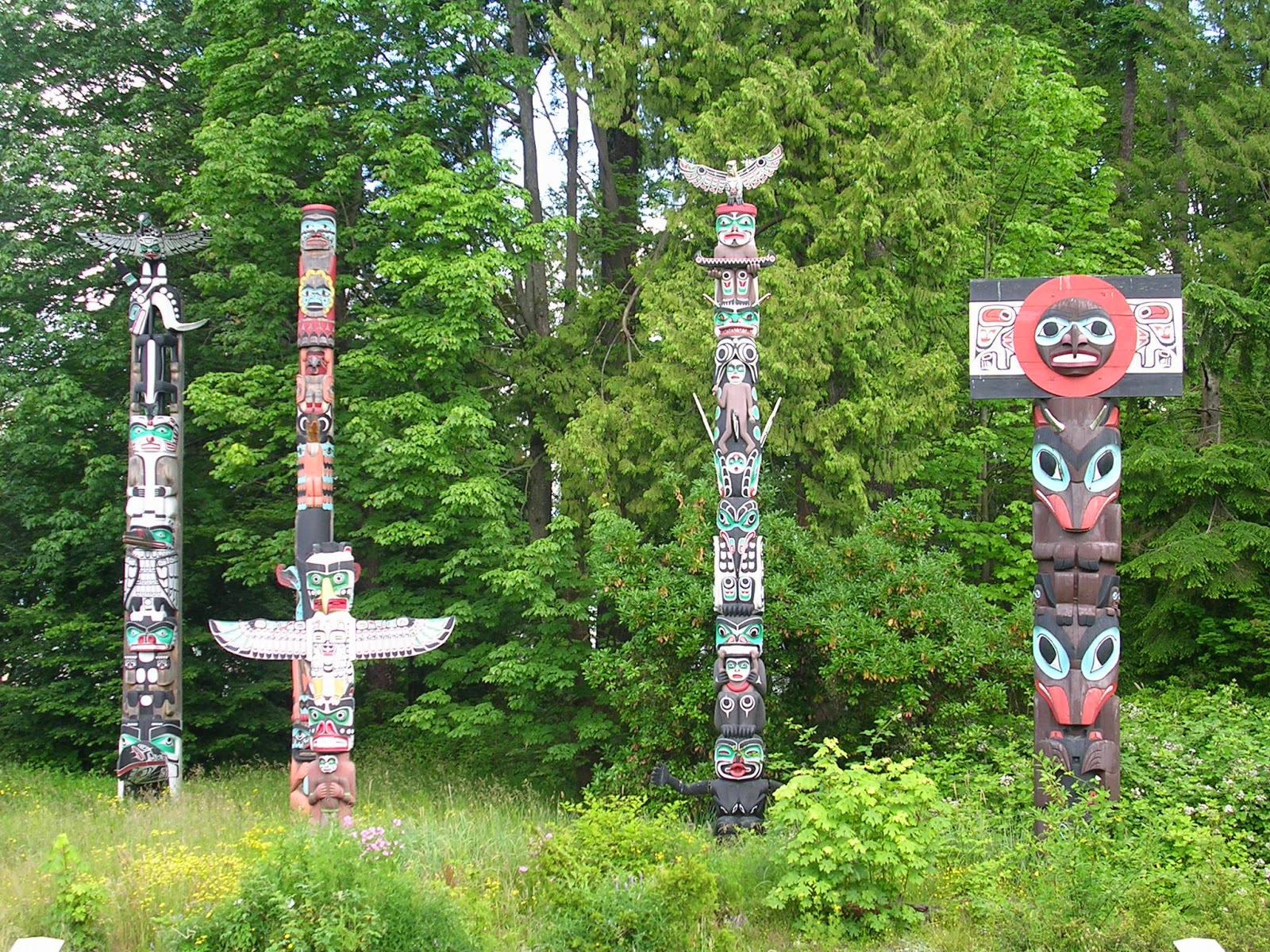 Native Americans : American Indian Totem Poles