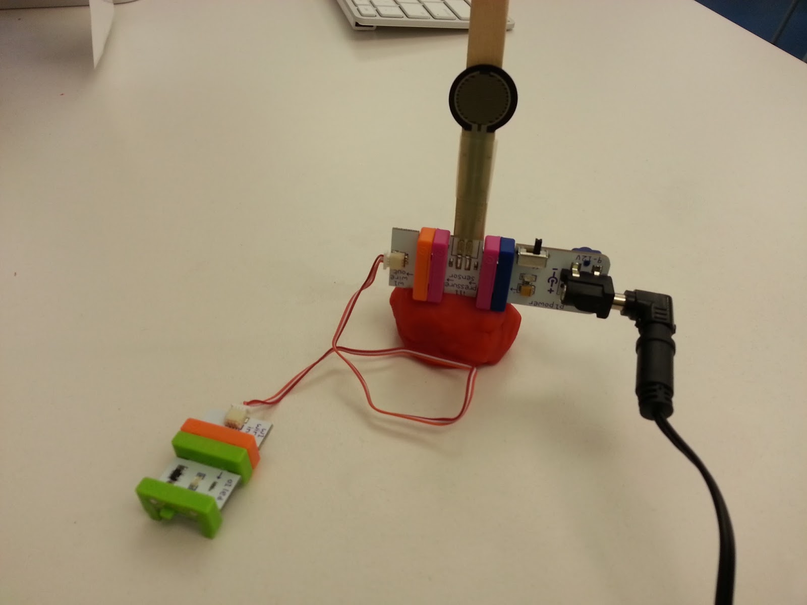 Teaching Kids to Make: Maker Camp- Circuits