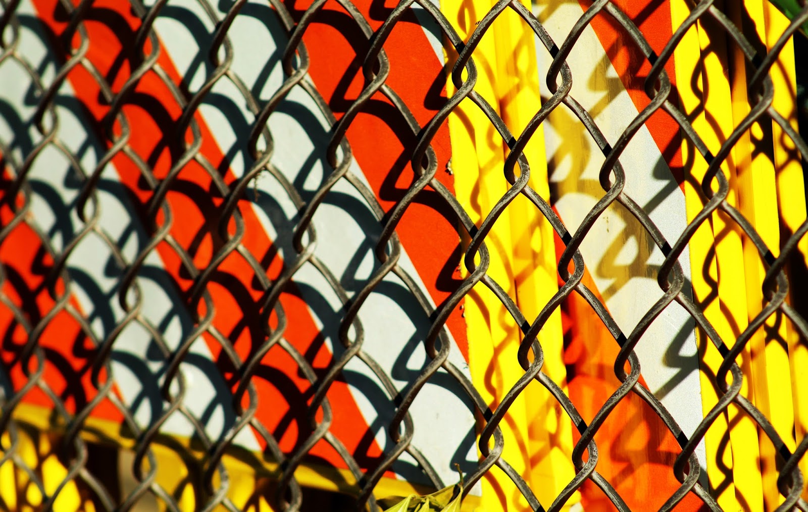 THOUGHTS ON ARCHITECTURE AND URBANISM: Wire mesh and colors abstracts