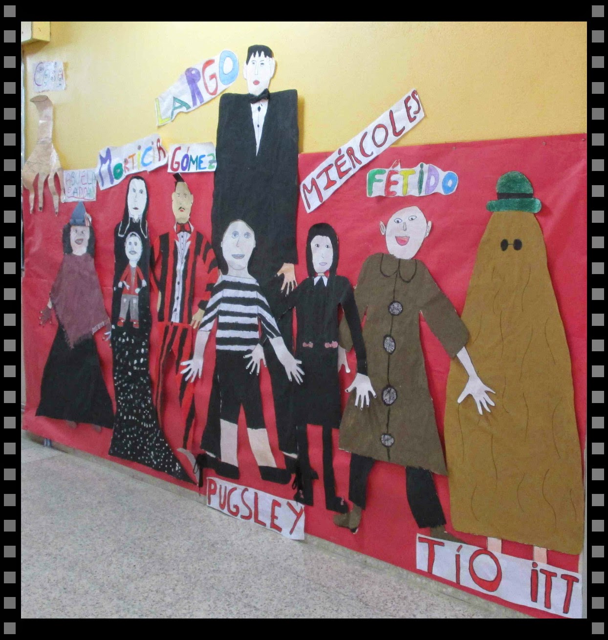 NAVEGANDO EN TUI: MURAL DA FAMILIA ADDAMS