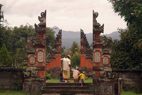 What To Do In Lombok? Pura Lingsar could be the Solver - Lombok Island