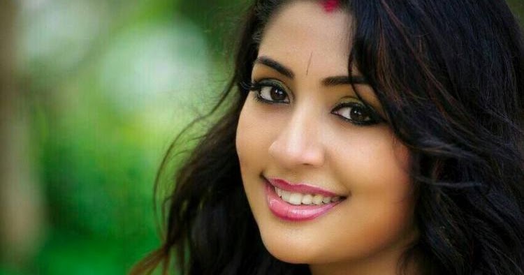 Navya Nair Height, Age, Weight, Wiki, Biography, Husband, Family