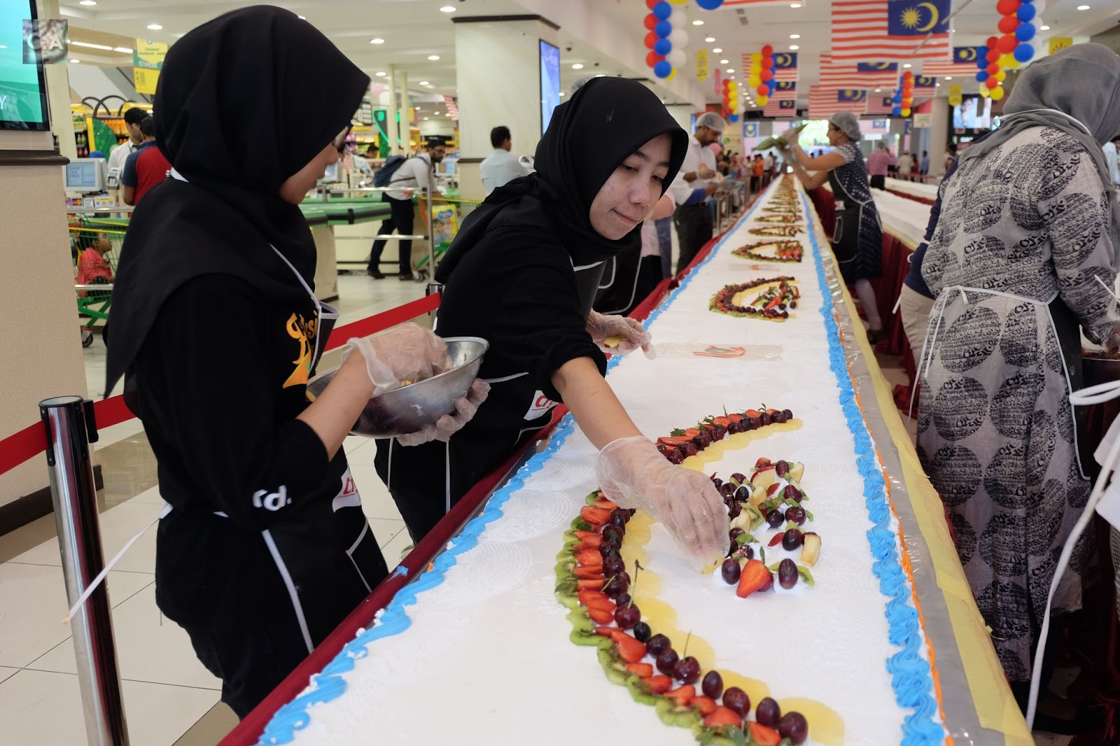 I Get To Witness "The Longest Fresh Fruit Cake in Malaysia" at Lulu ...