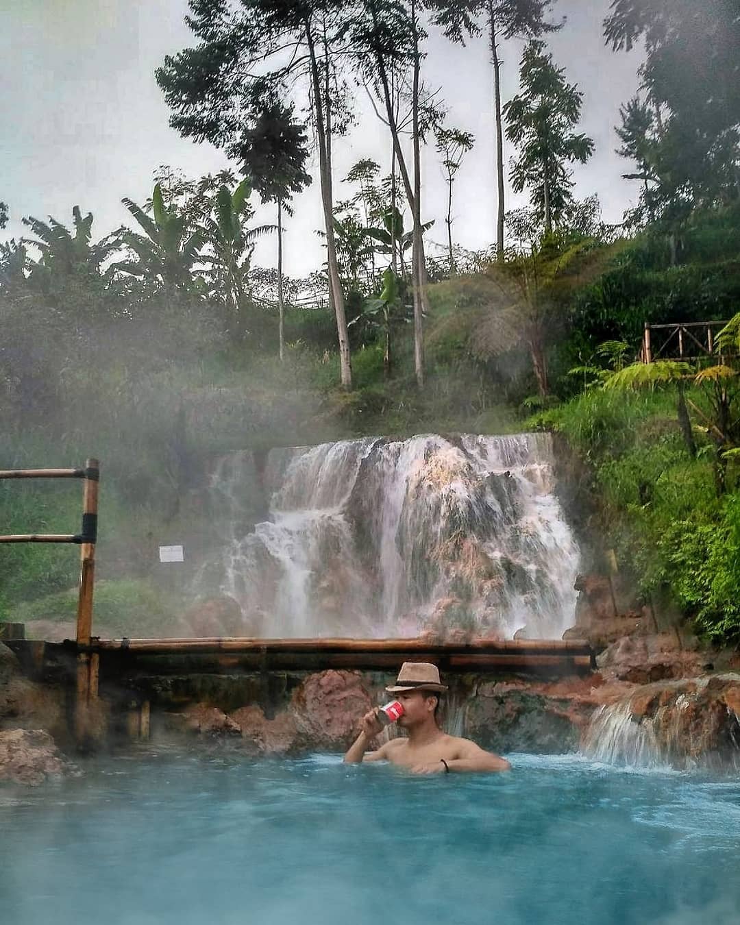 Relaksasi di Wisata Air Panas Curug Cipanas Nagrak Bandung