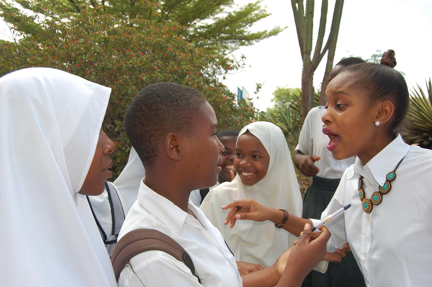 Jokate awafunda wanafunzi wa sekondari ya Kibasila - Elimu Bora Tanzania