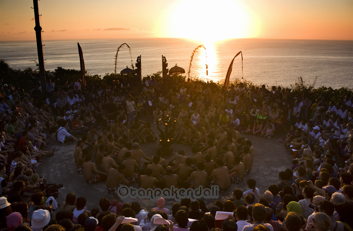 Tari Kecak dan Api Uluwatu, Kolaborasi Spektakuler Alam dan Budaya ...