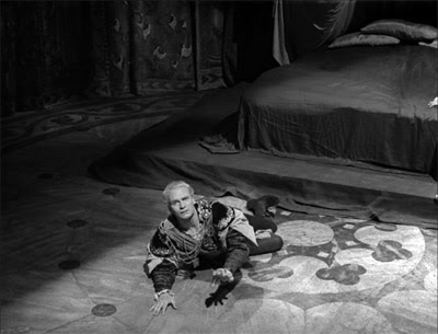 Hyperion to a Satyr: III.iv. The Closet Scene - Olivier '48