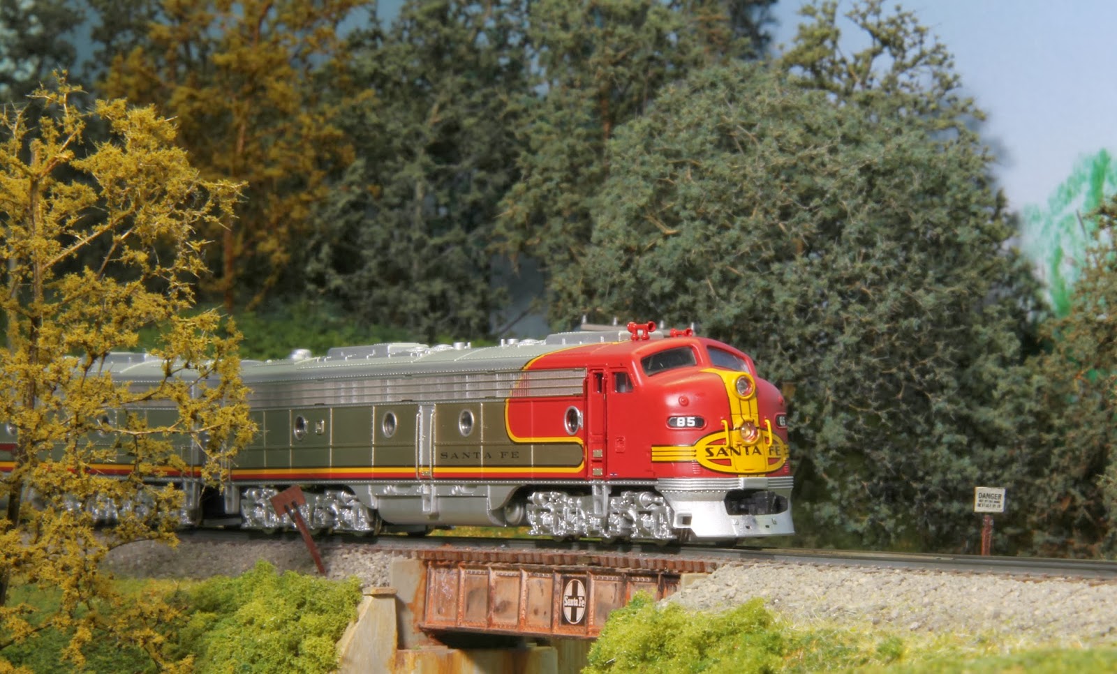 D&RG Monarch Branch & fallen flag SFRSD RR: Santa Fe E8A & B units