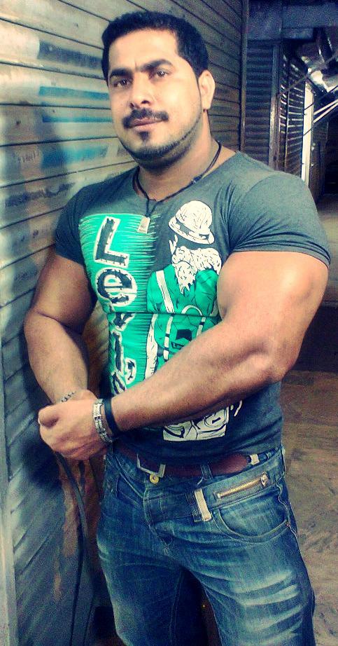 world bodybuilders pictures: karachi bodybuilder fayyaz