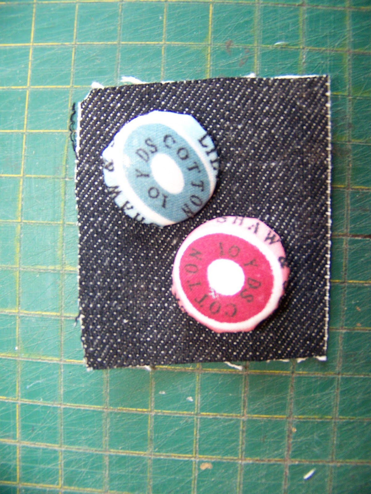 A Pretty Talent Blog: Covering buttons with fabric