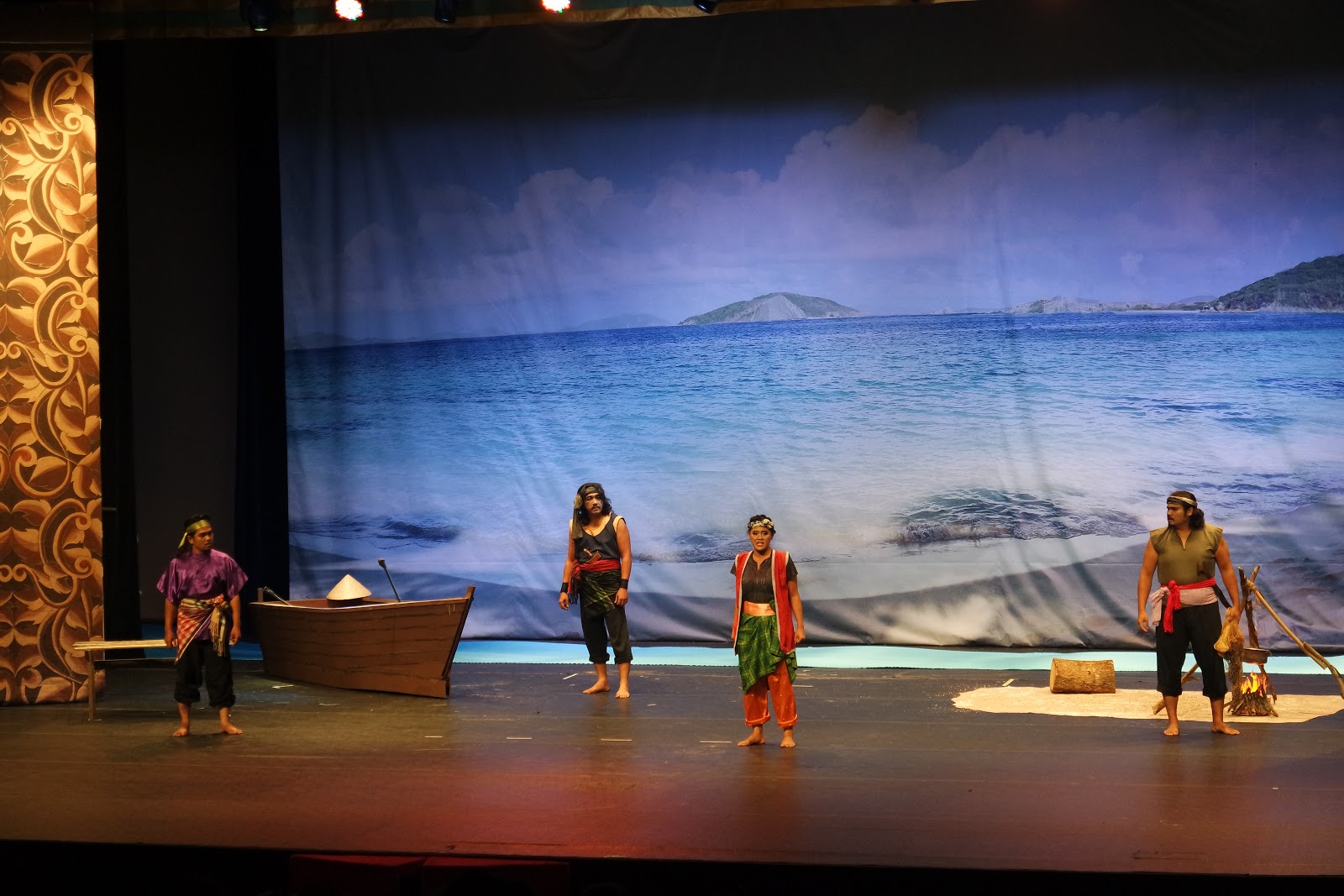 TEATER BANGSAWAN DEWA KENCANA MEMARTABATKAN SENI SILAT DAN WANITA