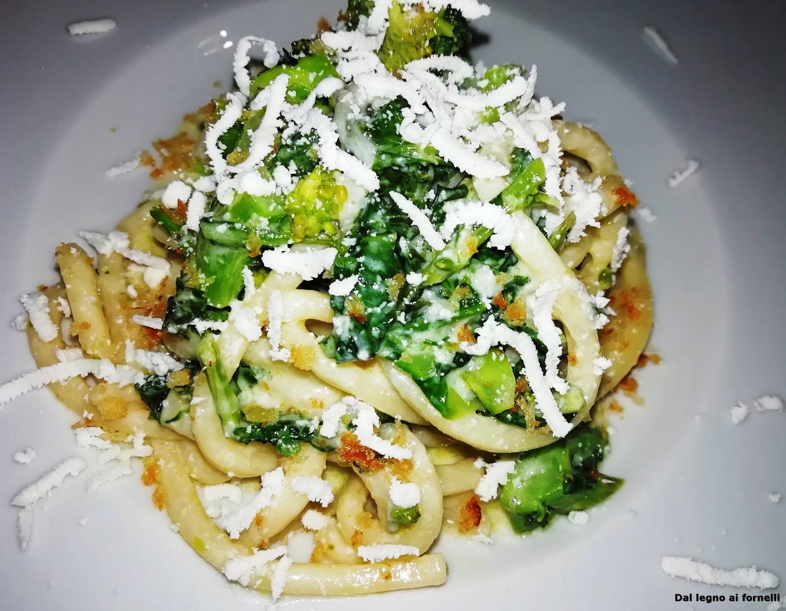 Troccoli, pasta fresca, con cime di rapa, gorgonzola e ricotta salata.