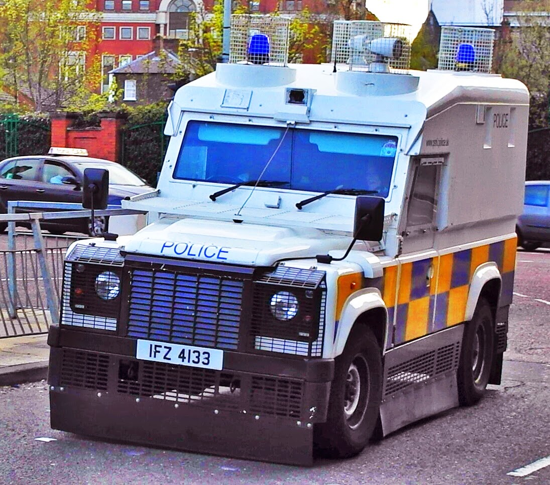 Distractions.....: Belfast, a city of walls, fences and barbed wire