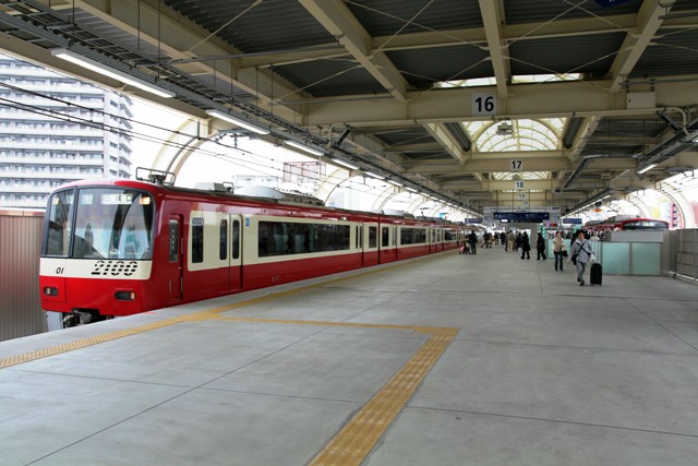 Tokyo Railway Labyrinth: Keikyu-Kamata, Castle Wall in the High-density ...