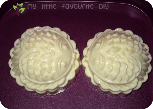 Crystal Mooncake ~ this is a Cream Cheese flavour (水晶月饼~芝士口味的噢...^^)