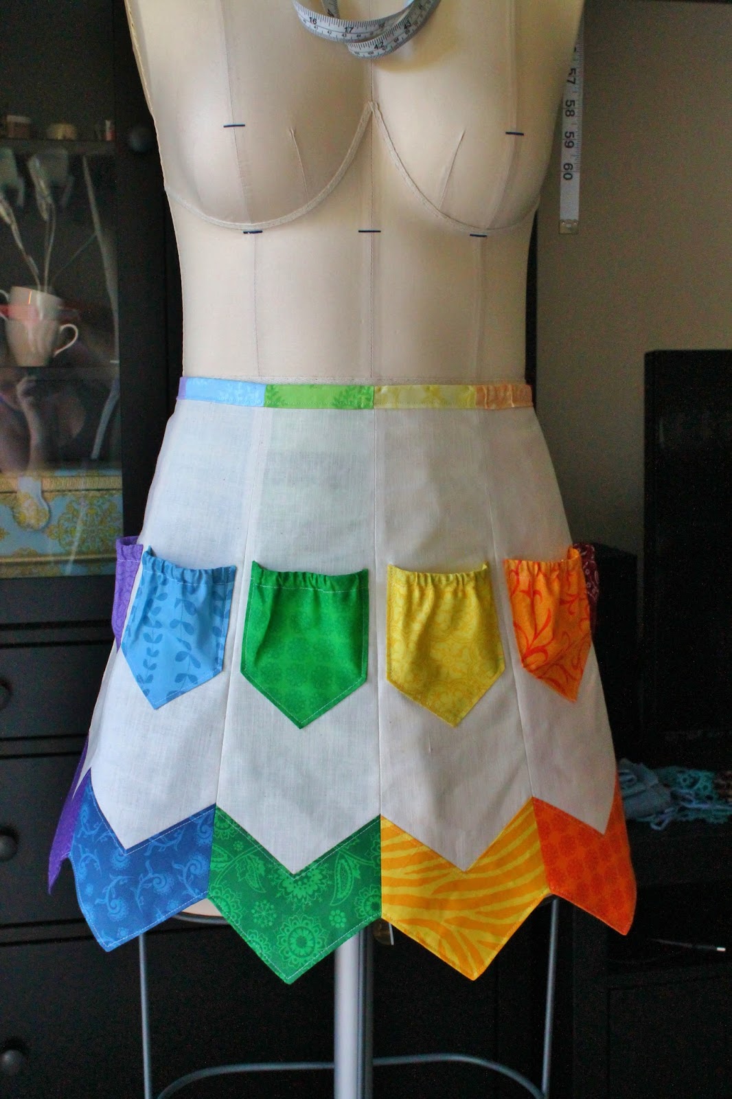 Straight Eight Sewing: Lots of Pockets Apron Tutorial -- Part 1